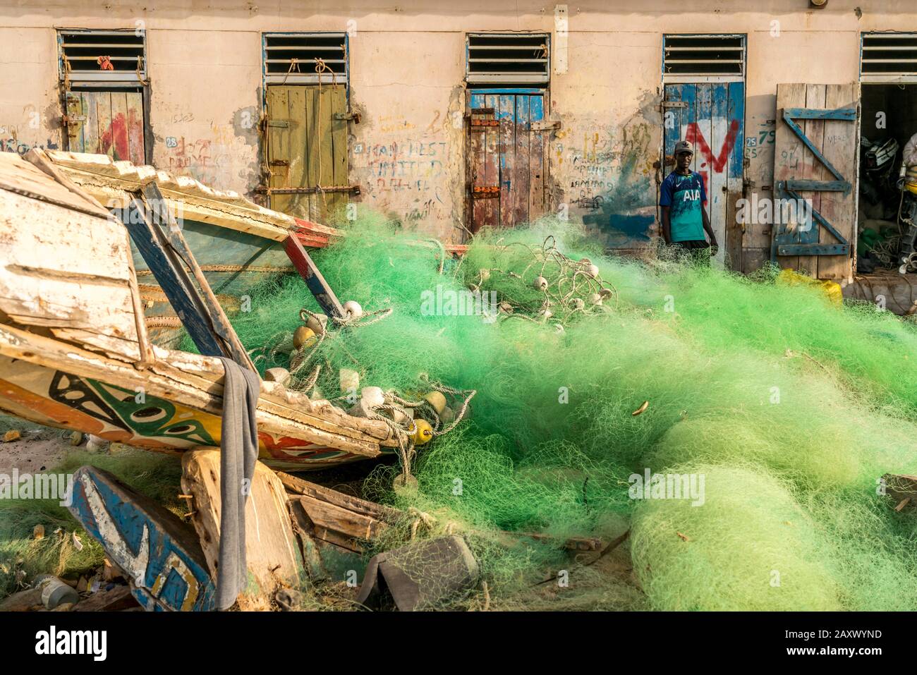 Fischerboot und Netz am Strand vom Fischmarkt, Bakau, Gambia ...