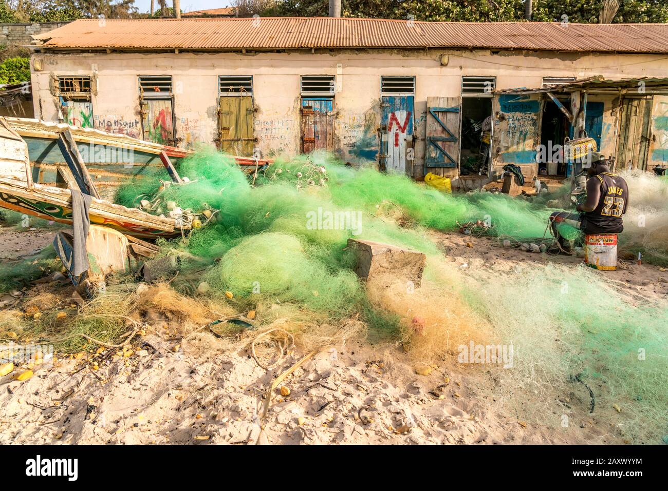 Fischerboot und Netz am Strand vom Fischmarkt, Bakau, Gambia ...