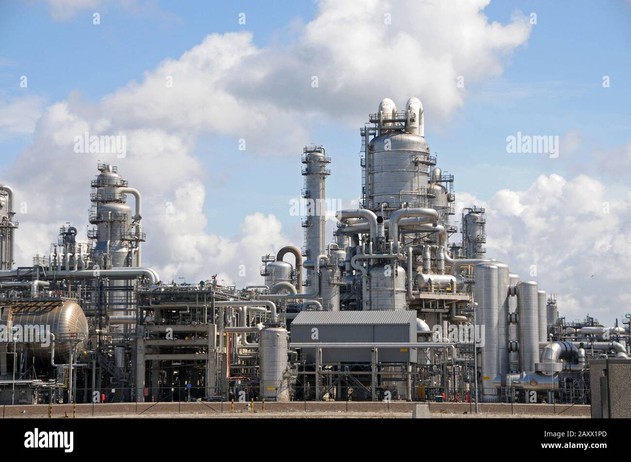 Distillation towers in chemical hi-res stock photography and images - Alamy