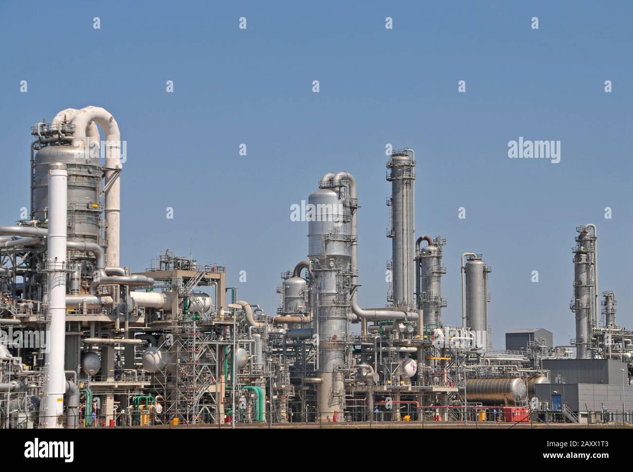 Distillation towers in chemical hi-res stock photography and images - Alamy