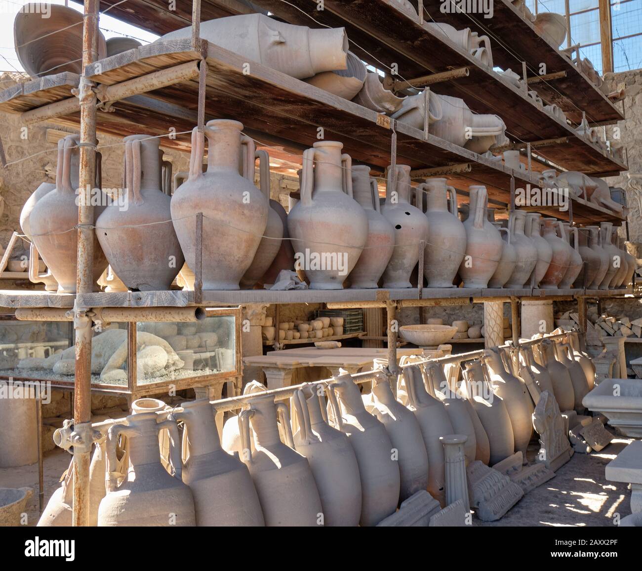 Roman pottery hi-res stock photography and images - Alamy