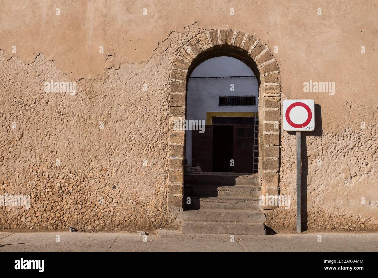 Enlightened wall of the fortress with a gate with a traditional arch ...