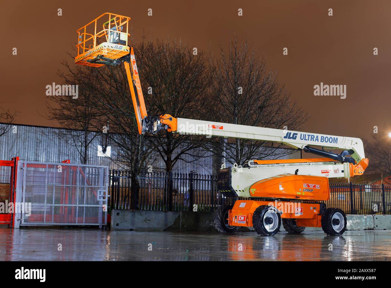 Telescopic boom lift hi-res stock photography and images - Alamy