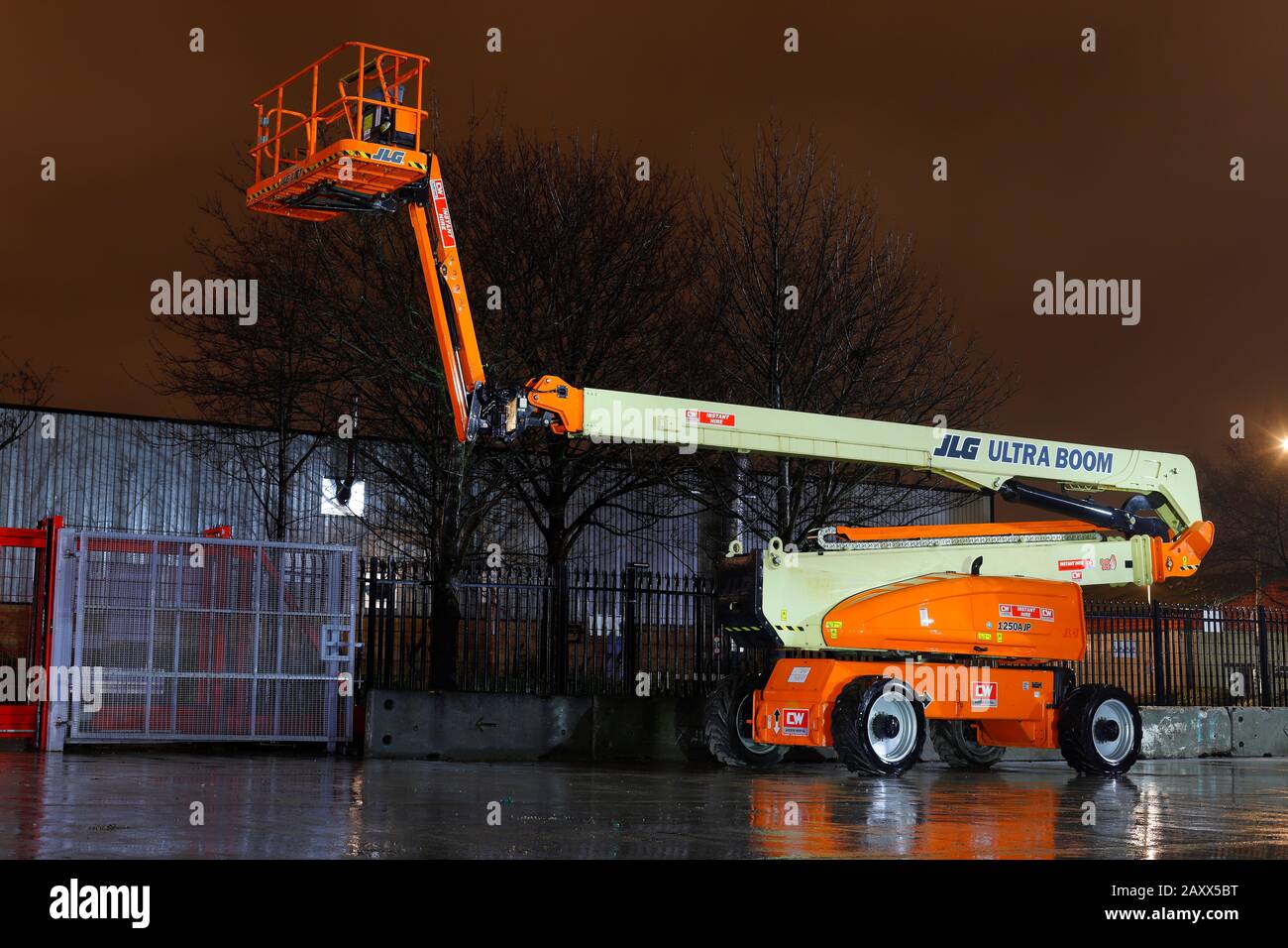 Orange boom lift hi-res stock photography and images - Alamy