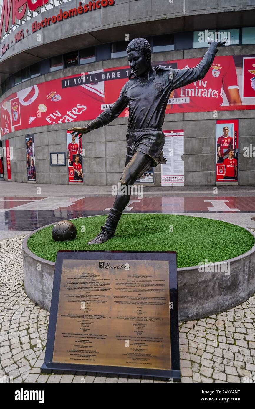 Eusebio statue benfica hi-res stock photography and images - Alamy