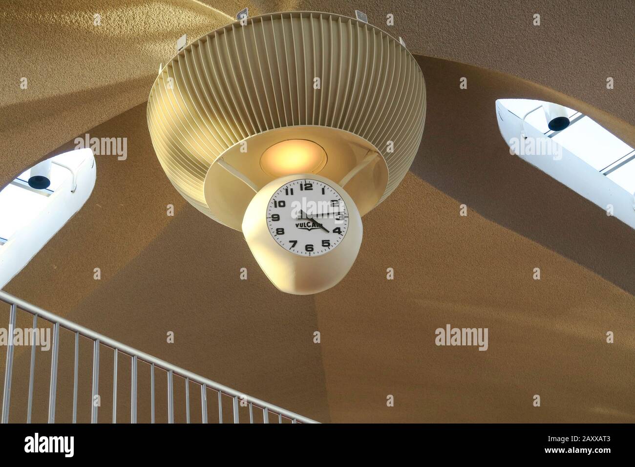 World clock airport hi-res stock photography and images - Alamy