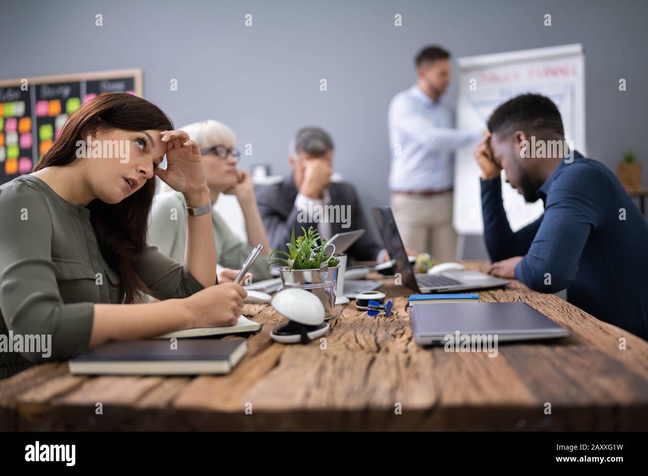 Disinterested people hi-res stock photography and images - Alamy Disinterested people hi-res stock photography and images - Alamy