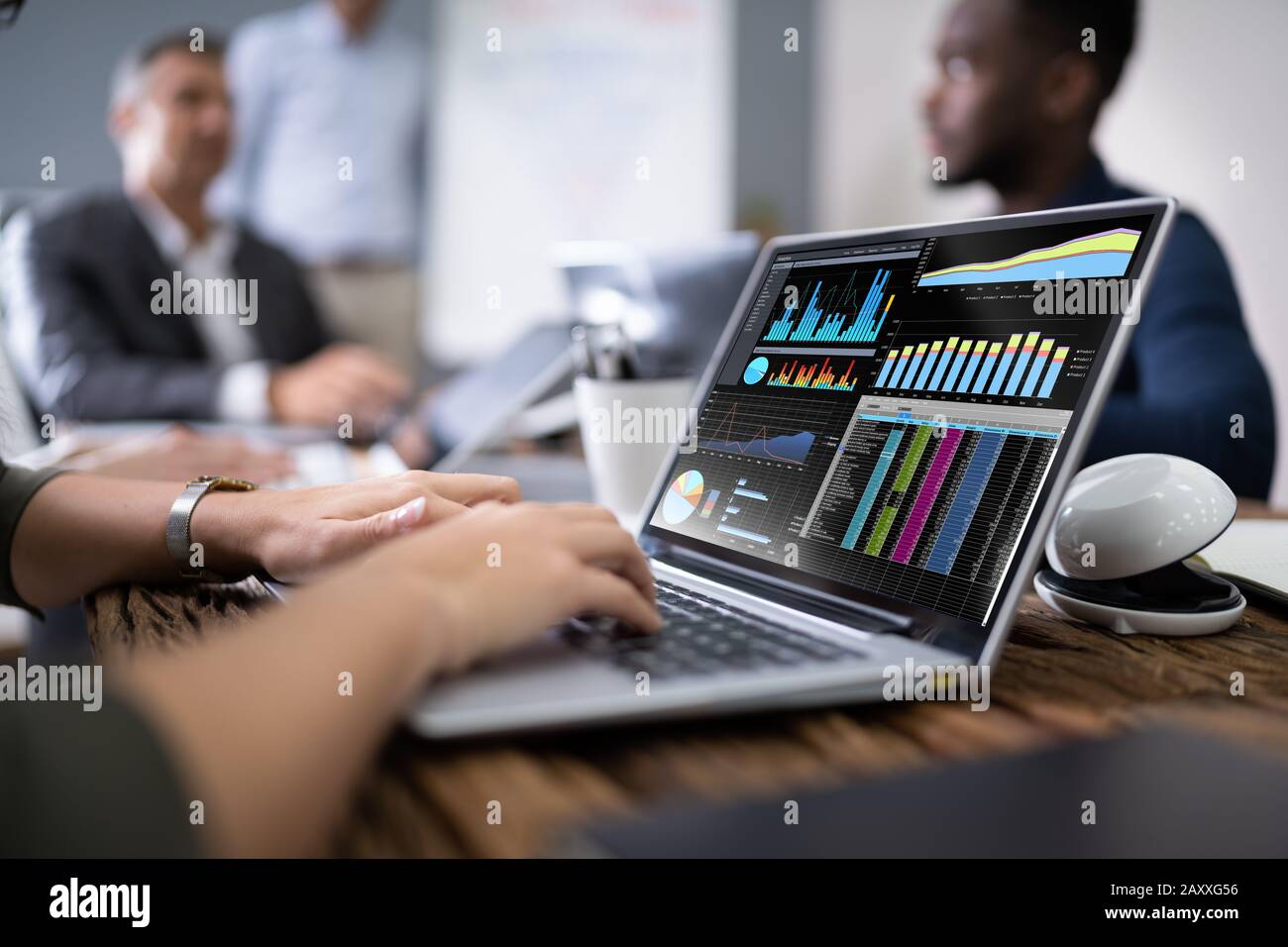 Data bar graph computer screen hi-res stock photography and images - Alamy