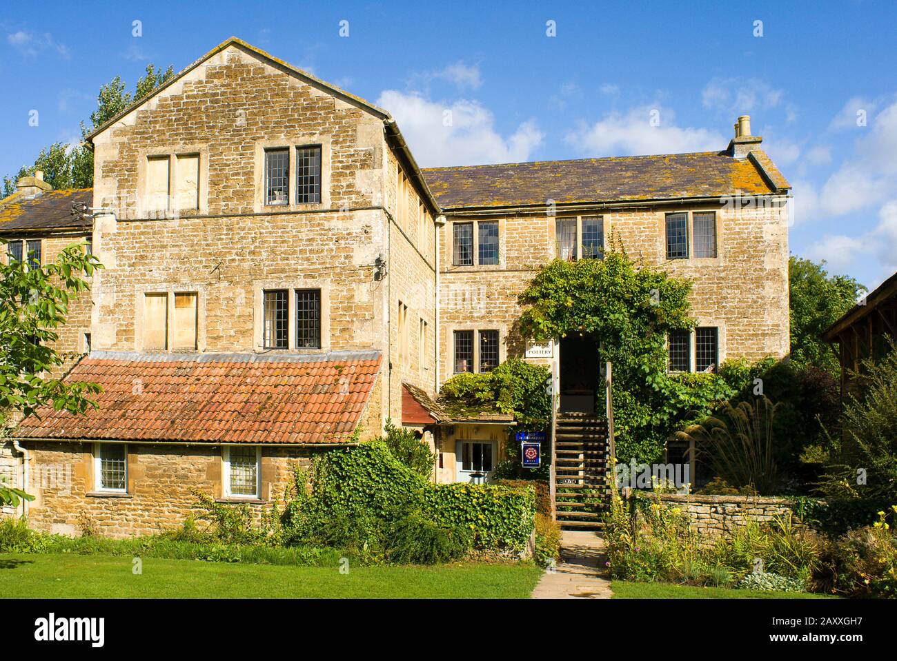 Tourists visiting a pottery hi-res stock photography and images - Alamy