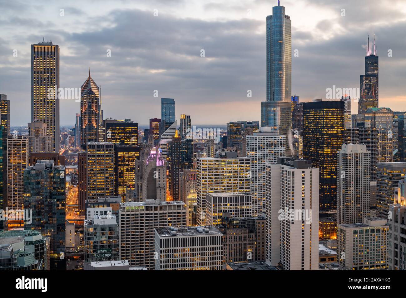 Chicago skyline at dusk Stock Photo - Alamy