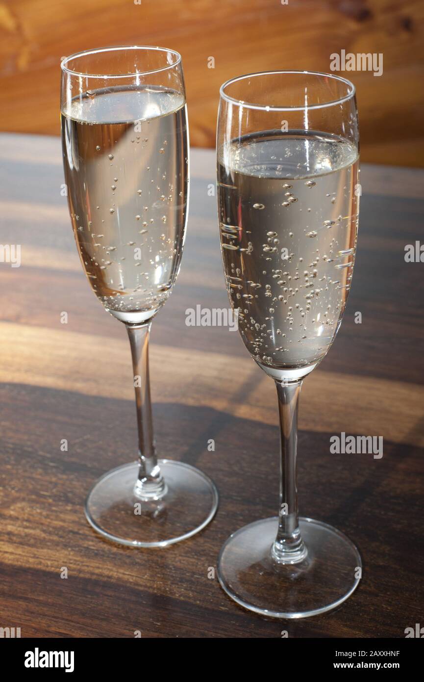 Luxury sparkling wine flutes hi-res stock photography and images - Alamy