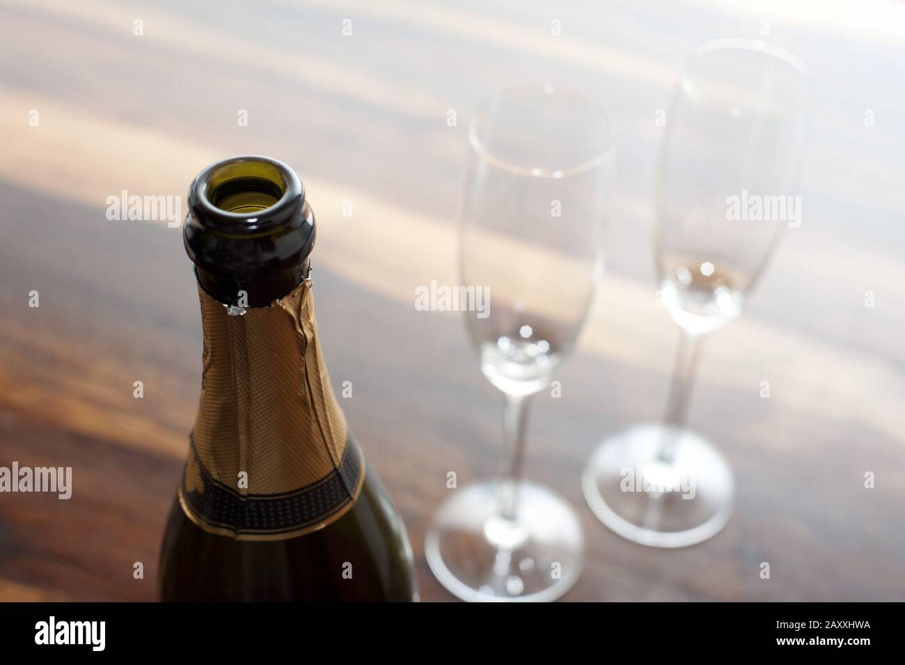 Empty champagne flutes hi-res stock photography and images - Alamy