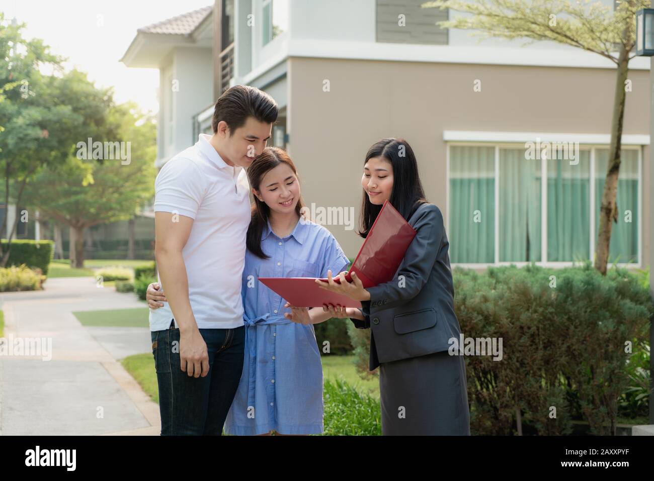 Real estate agent asian family hi-res stock photography and images - Alamy