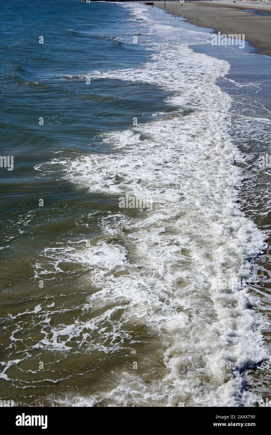 Waves shoreline wash hi-res stock photography and images - Alamy