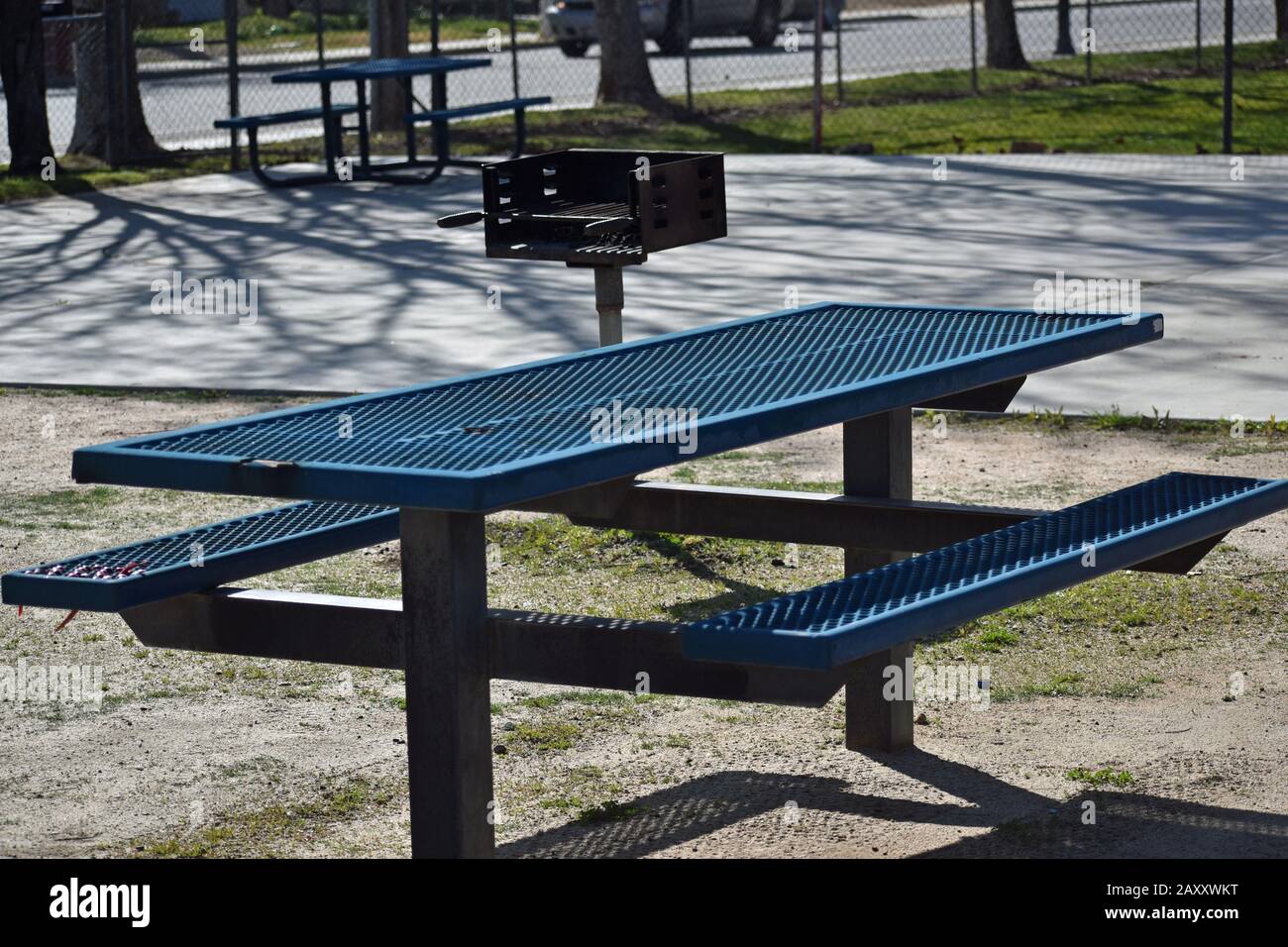 Picnic table grass sun shade hi-res stock photography and images - Alamy