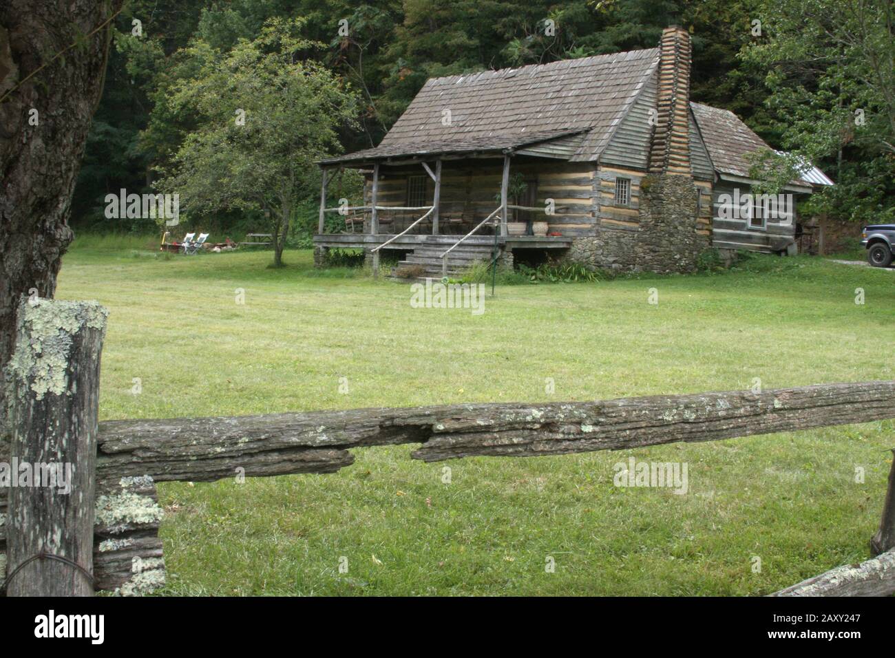 Cottage style log home facade hi-res stock photography and images - Alamy