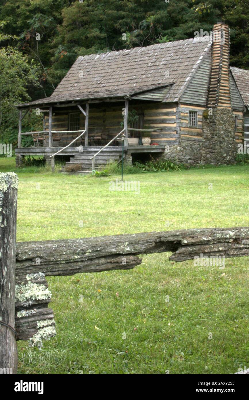 Cottage style log home facade hi-res stock photography and images - Alamy