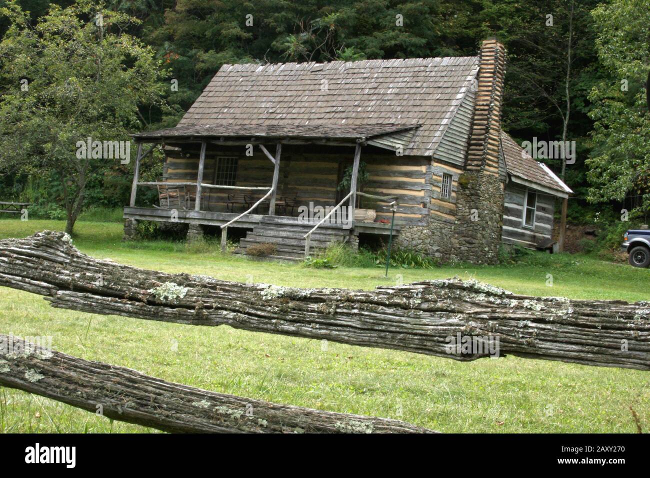 Cottage style log home facade hi-res stock photography and images - Alamy