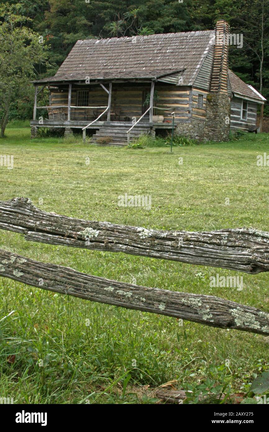 Cottage style log home facade hi-res stock photography and images - Alamy