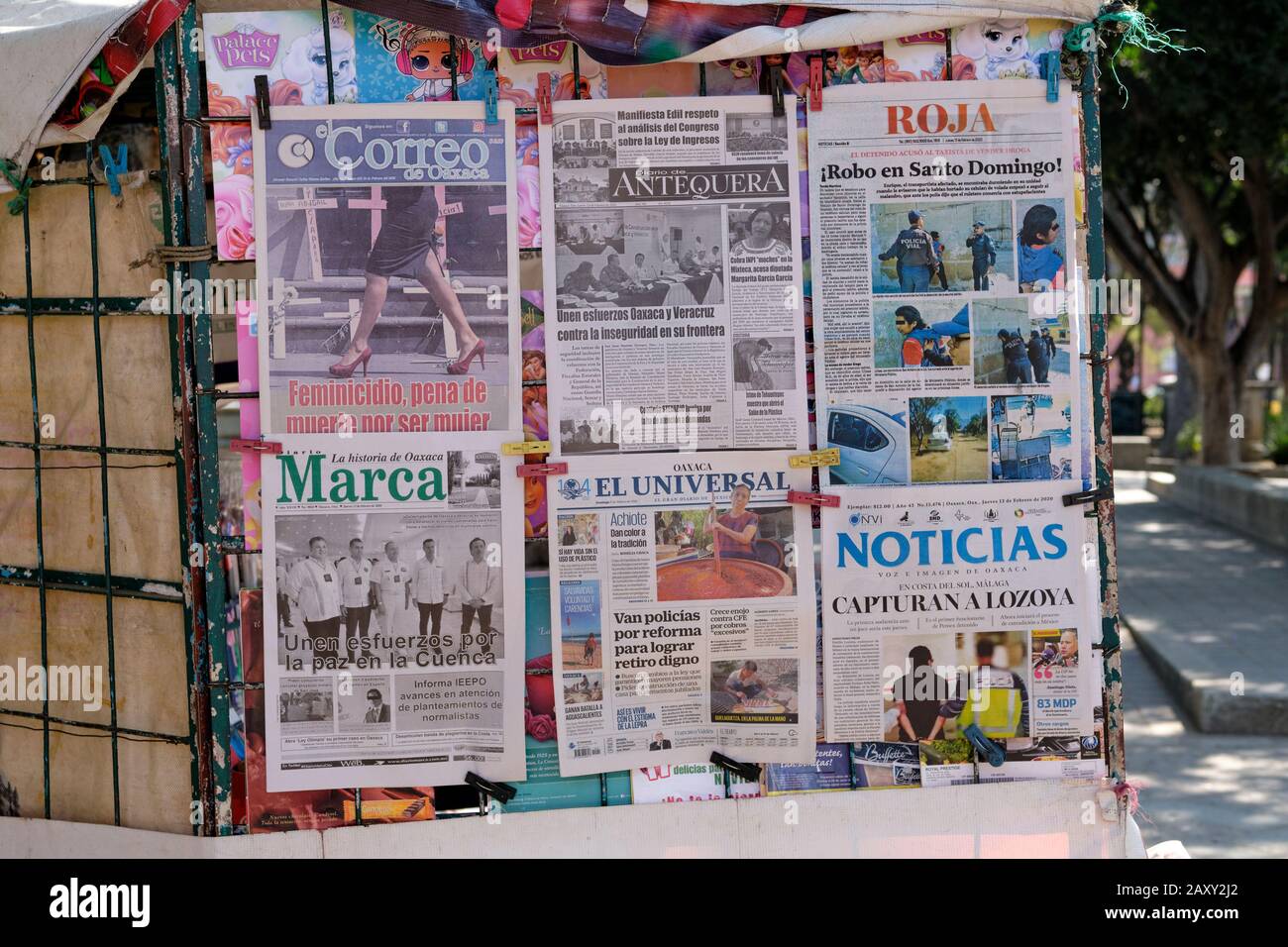 Hanging daily newspapers hi-res stock photography and images - Alamy