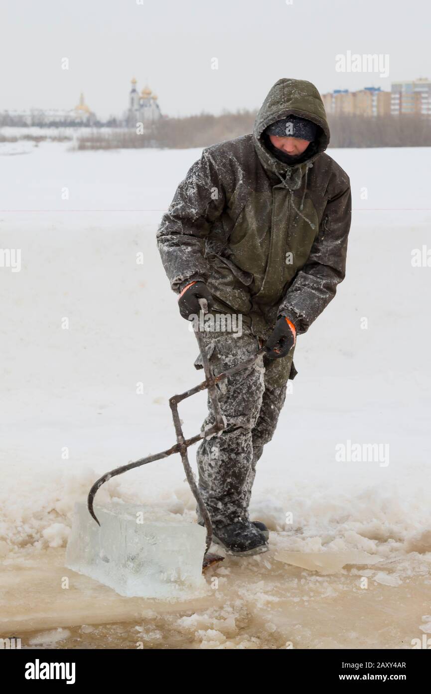 Block of ice and tongs hi-res stock photography and images - Alamy