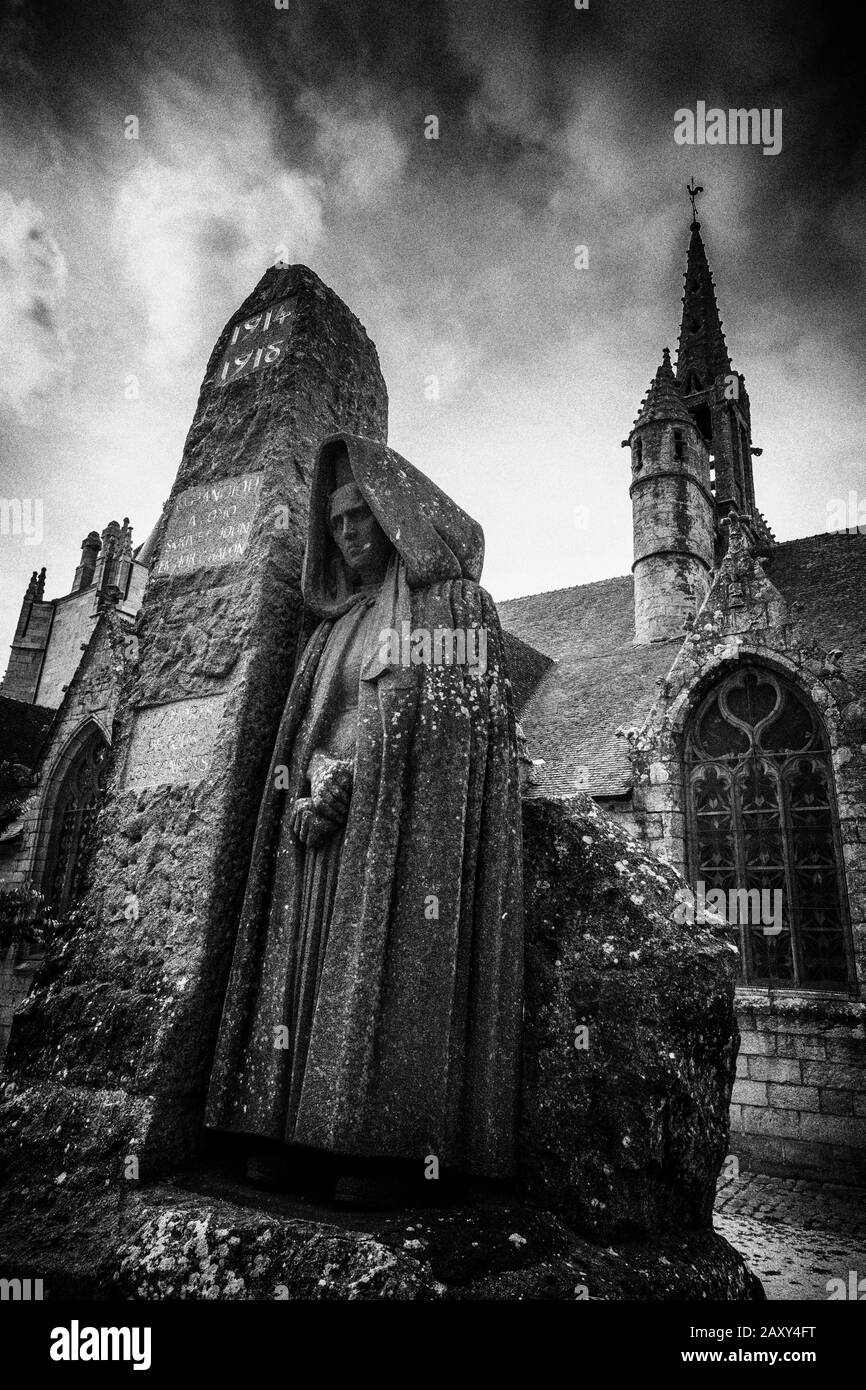 Monument to World War I at the church of Saint Nonna, Penmarc'h ...