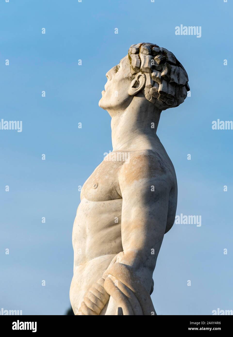 Athlete statue hi-res stock photography and images - Alamy