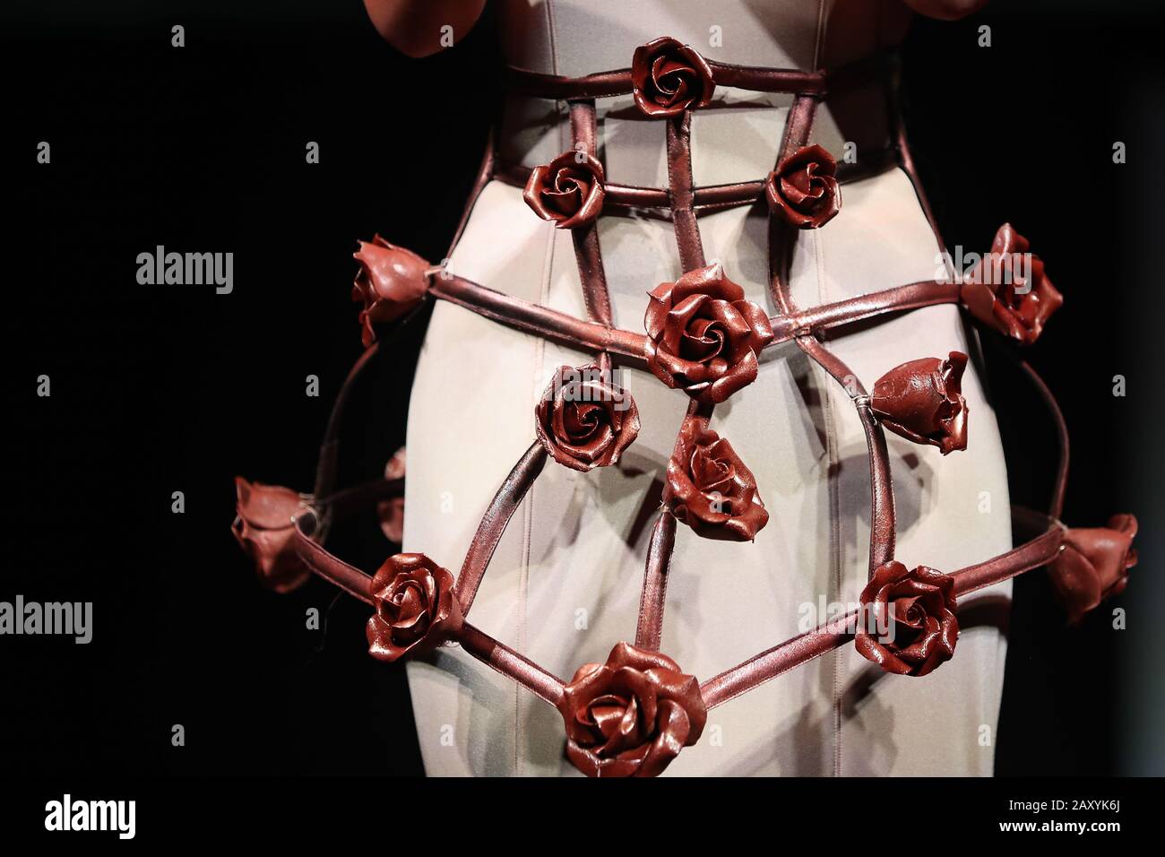 Model chocolate dress fashion show hi-res stock photography and images ...