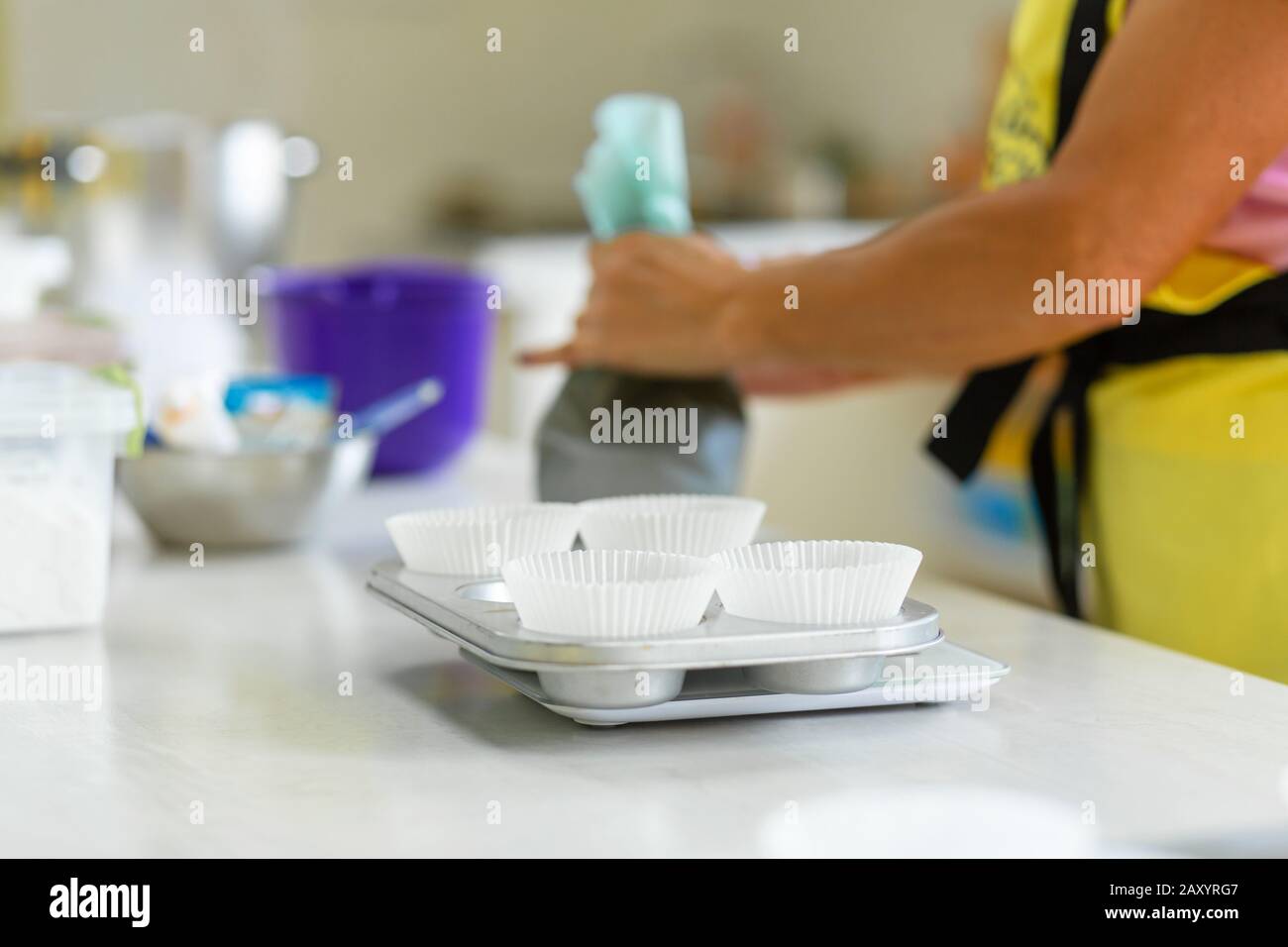 Pastry chef pouring cake mix hi-res stock photography and images - Alamy