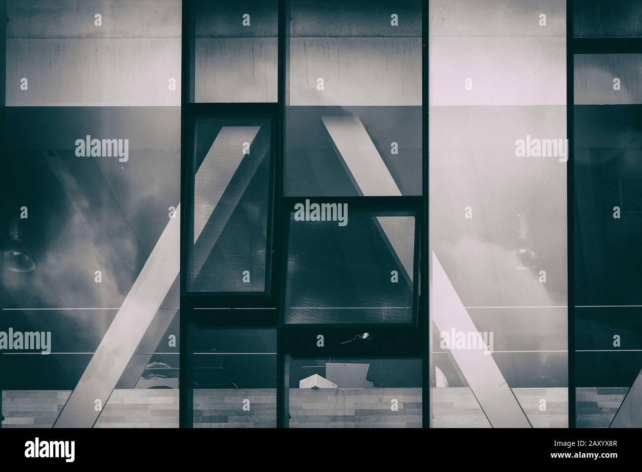 Office window from outside hi-res stock photography and images - Alamy