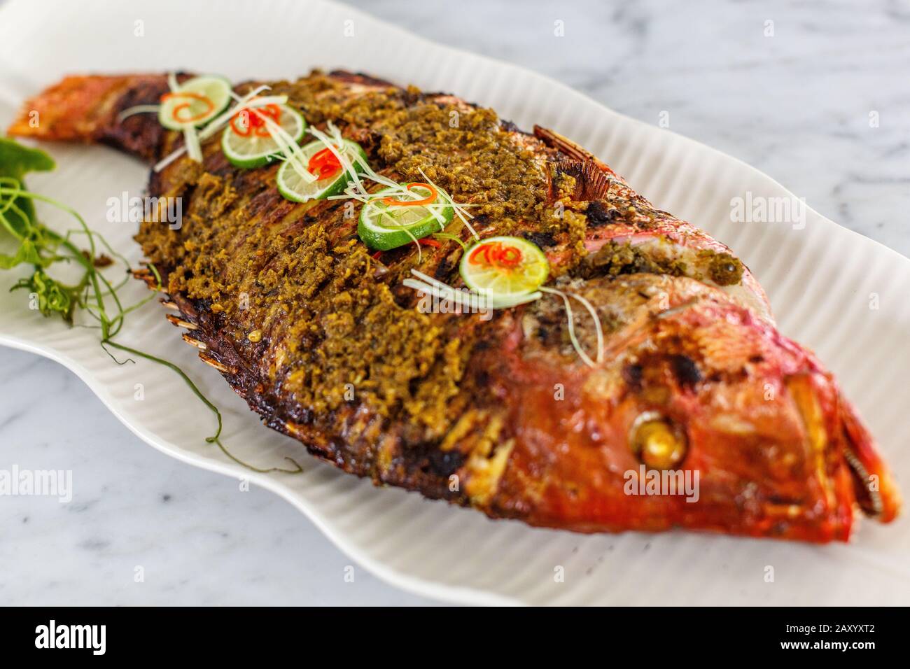 Whole fish plate hi-res stock photography and images - Alamy