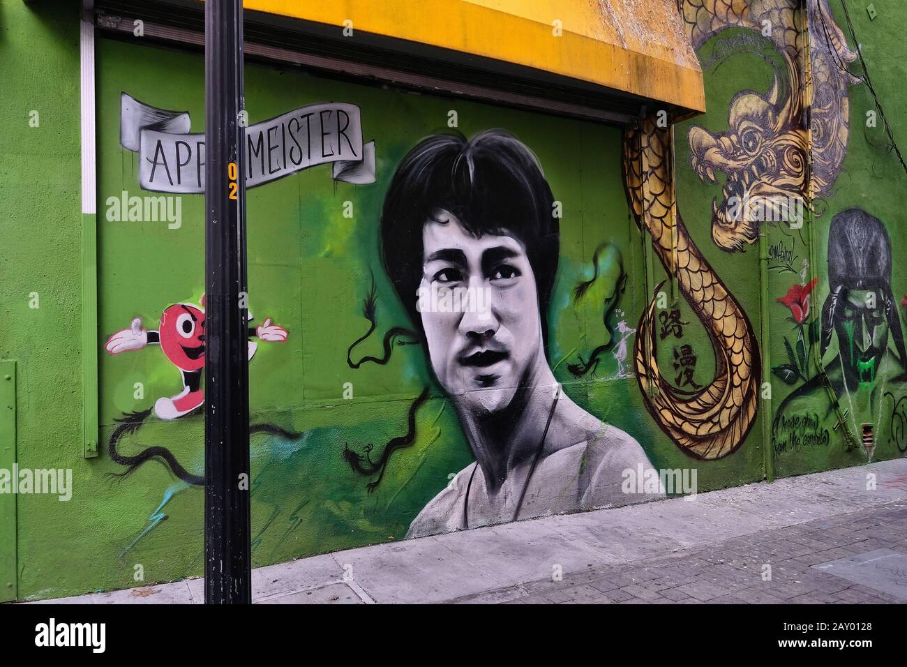Graffiti by Bruce Lee and Tupac Shakur in Chinatown, San Francisco ...