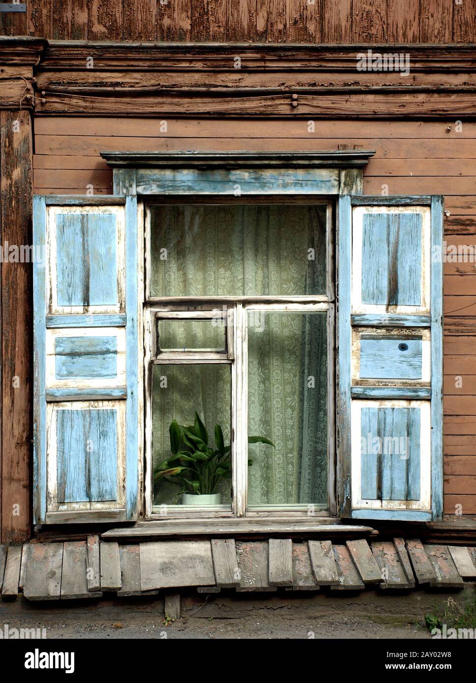 Wooden windows ailing Stock Photo - Alamy