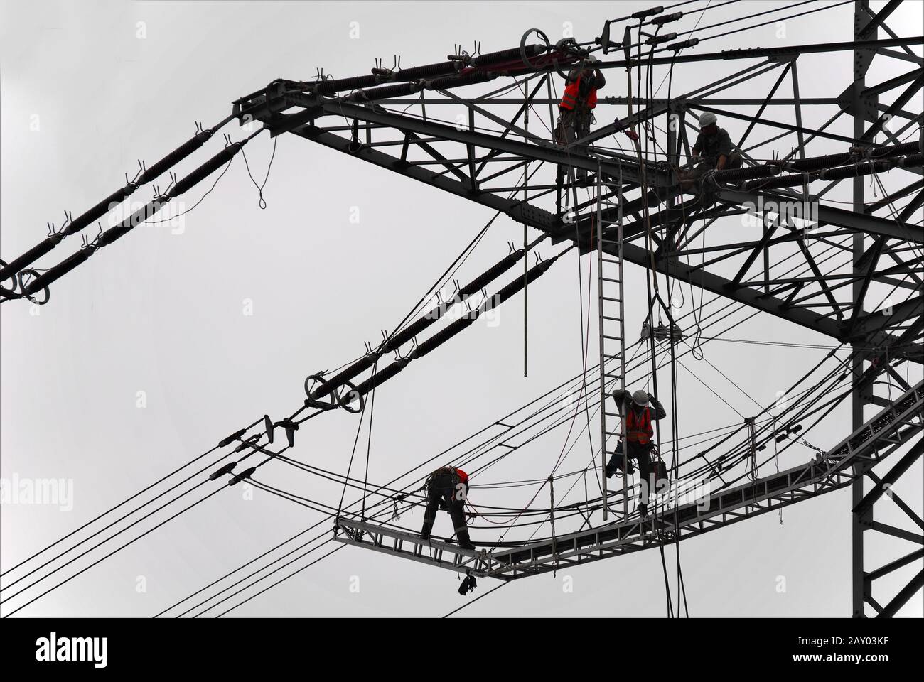 Overhead line hi-res stock photography and images - Alamy