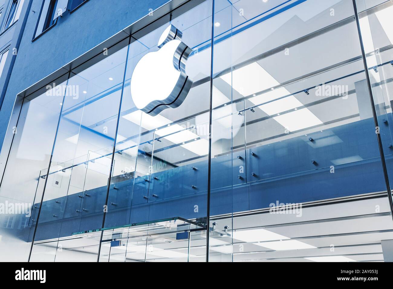 Apple door logo hi-res stock photography and images - Alamy
