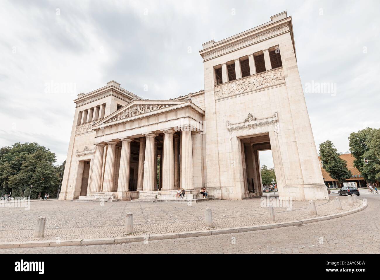 Greek temple style portico hi-res stock photography and images - Alamy