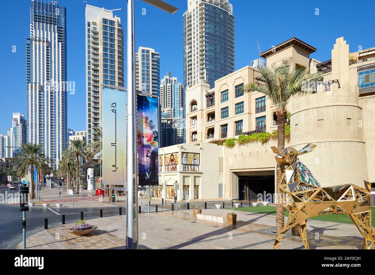 Gold skyscraper hi-res stock photography and images - Alamy