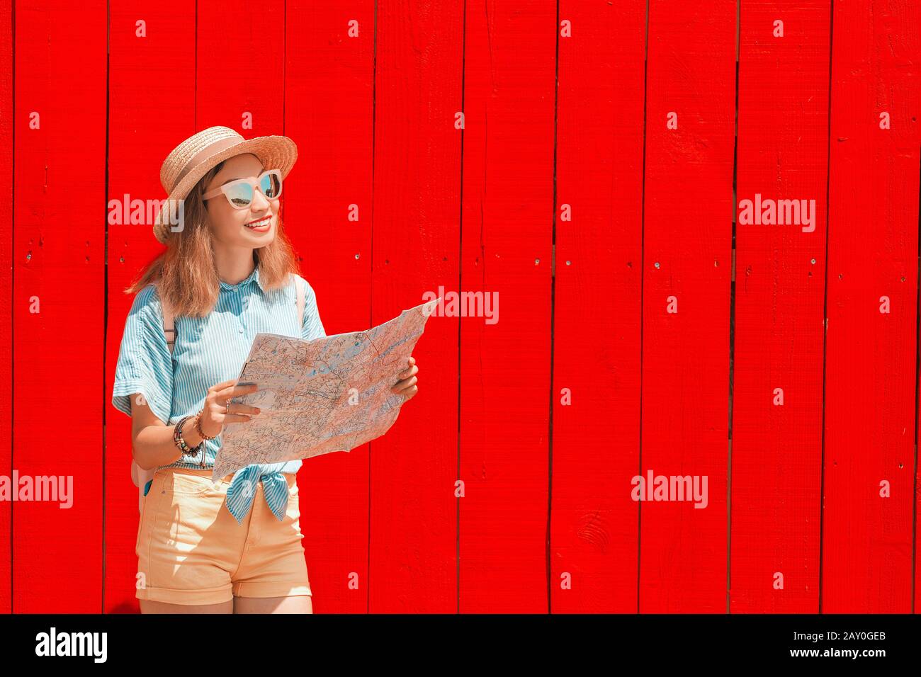 Girl reading map hi-res stock photography and images - Alamy