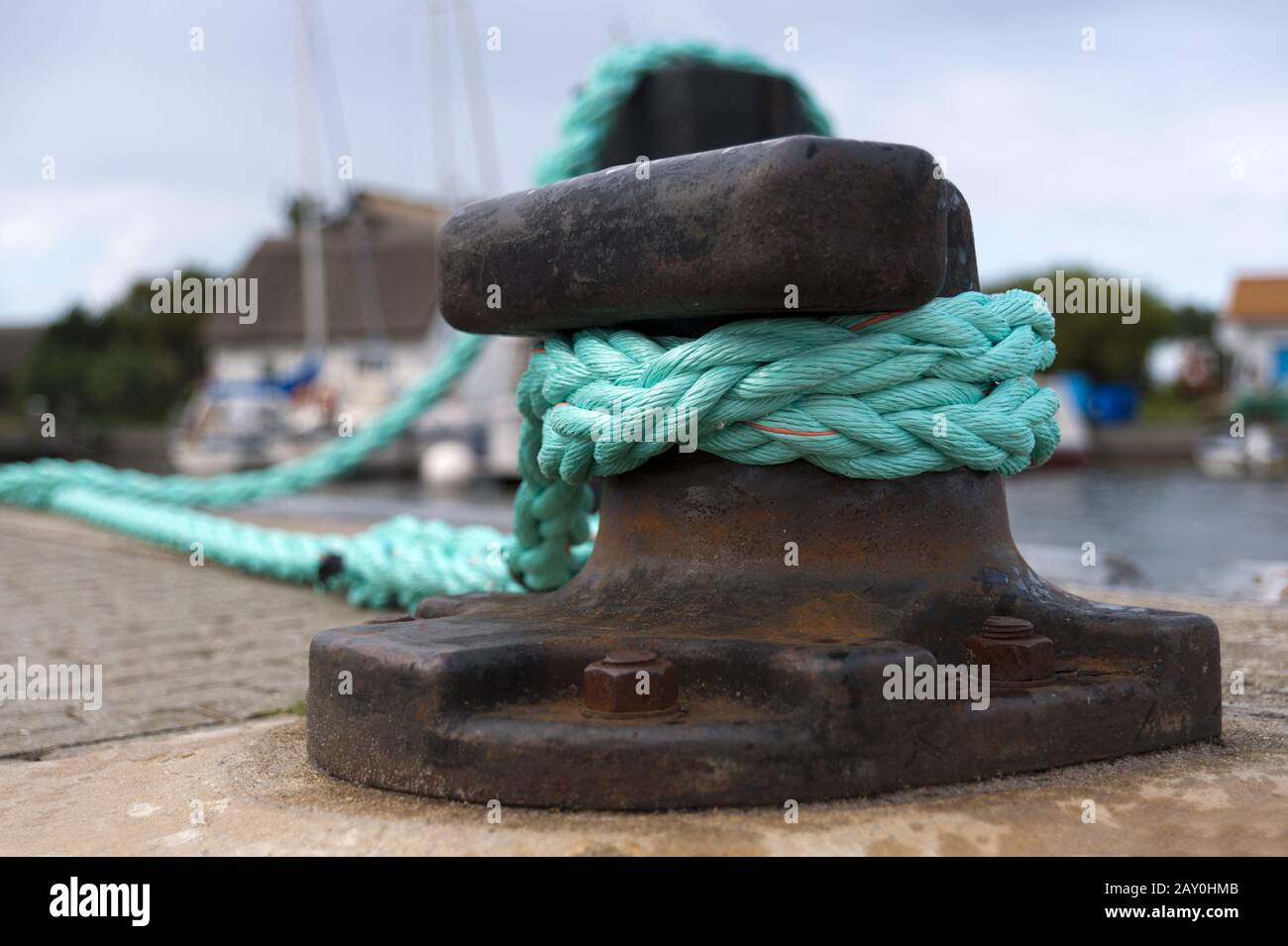 Rope and bollard hi-res stock photography and images - Alamy