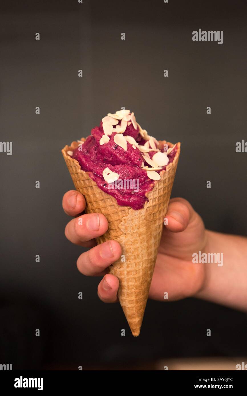 Hand holding ice cream hi-res stock photography and images - Alamy