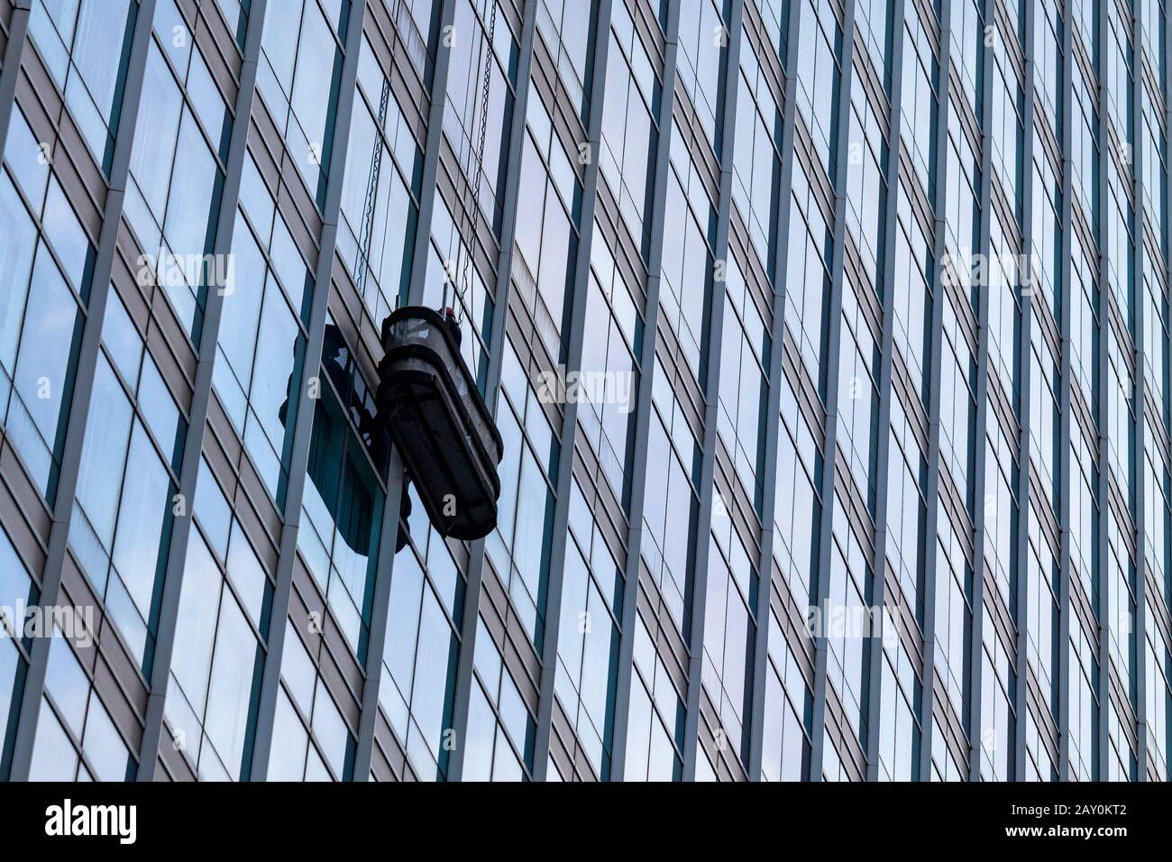 Cleaning windows skyscraper woman hi-res stock photography and images ...