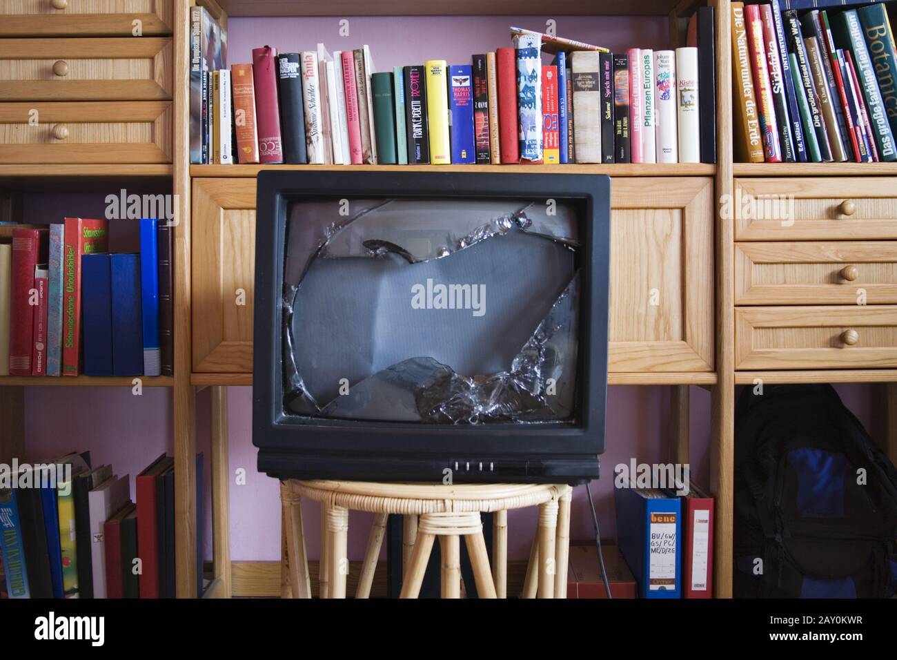 Broken television in a living room Stock Photo - Alamy