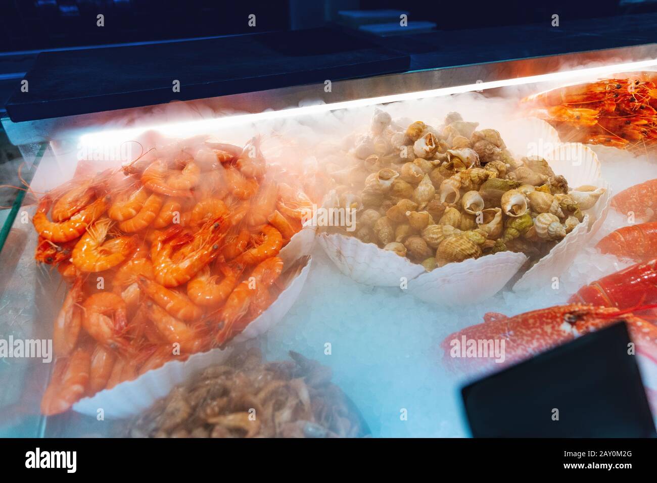 Display restaurant prawns lobster hi-res stock photography and images ...