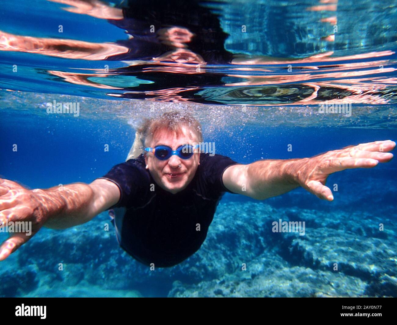 Man swimming underwater in swimming hi-res stock photography and images ...