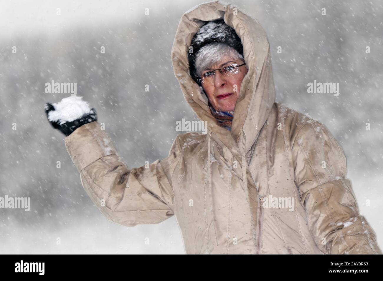 Snowball hand hi-res stock photography and images - Alamy