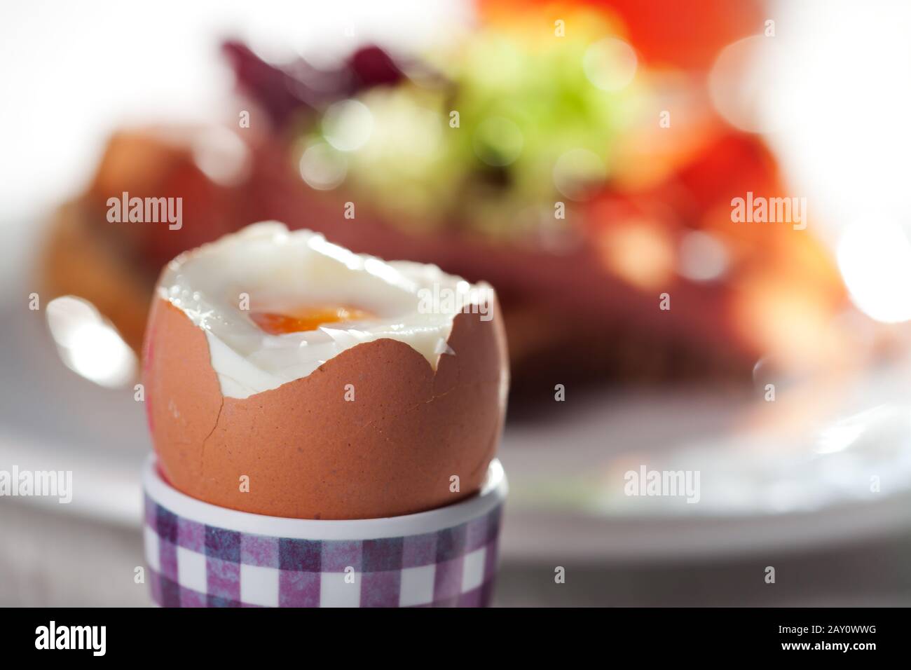 Nahaufnahme eines offenen ei hi-res stock photography and images - Alamy