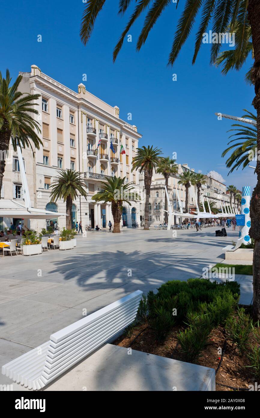 Restaurants on the Riva promenade at the Split harbour Stock Photo - Alamy