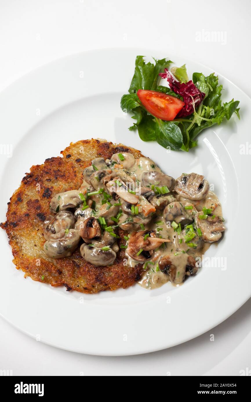 Bayerische pilzsauce mit rosti hi-res stock photography and images - Alamy