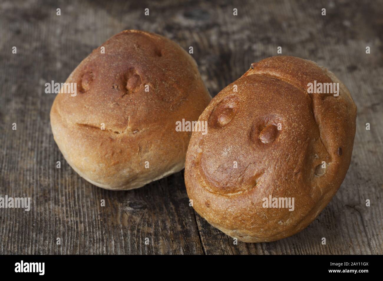 Brotchen mit smiley auf holz hi-res stock photography and images - Alamy