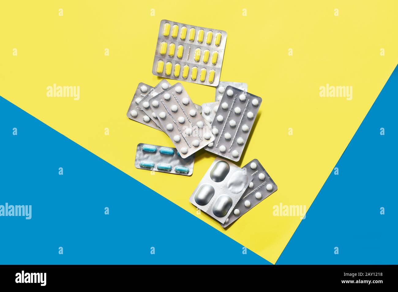 White plastic pill bottle heap hi-res stock photography and images - Alamy